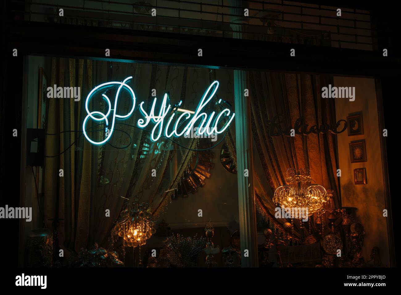 Psychic reader neon sign, Manhattan, New York Stock Photo - Alamy