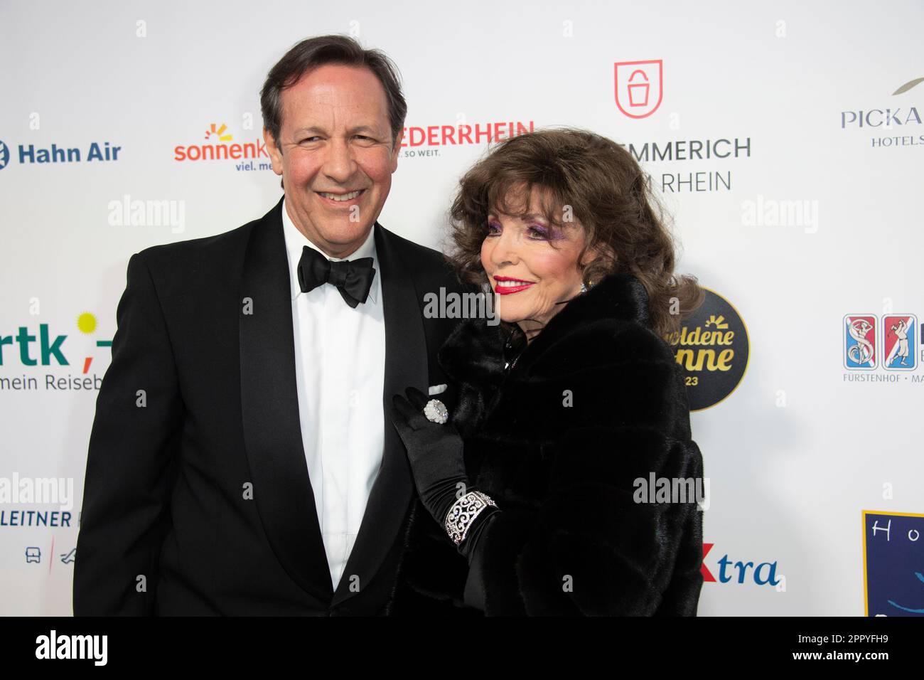 Actress joan collins dame hi-res stock photography and images - Alamy