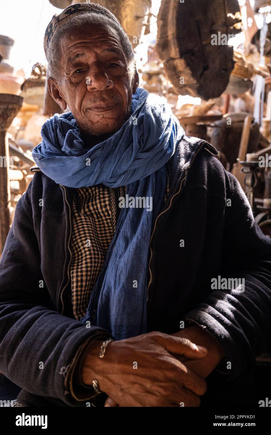 Portrait of an old Berber man dressed in typical clothes of his ethnic ...