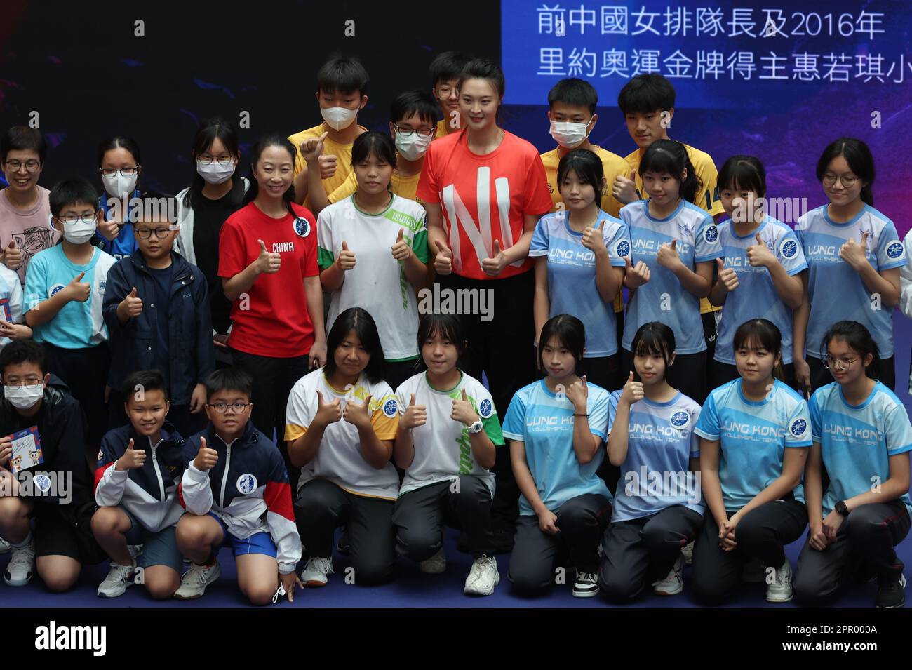 Hui Ruoqi (back centre), former captain of China's women volleyball ...