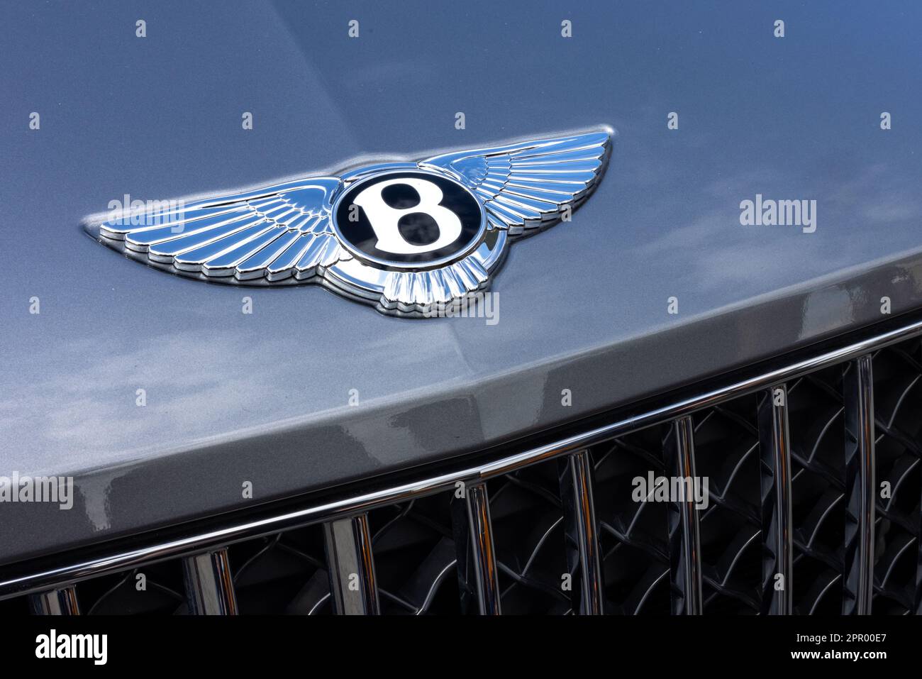 Bentley winged "B" bonnet badge Stock Photo - Alamy