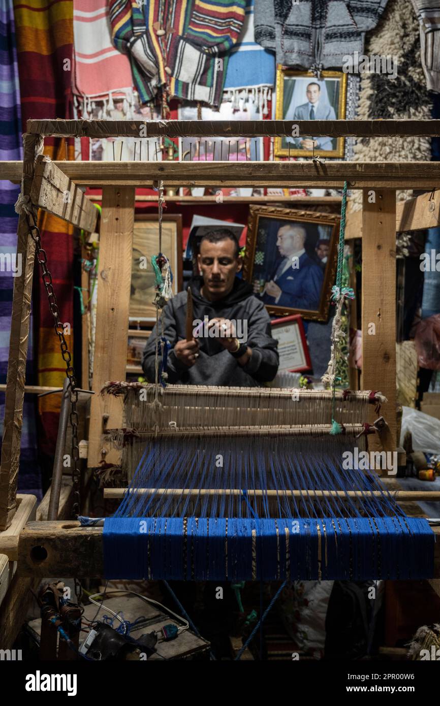 Weaving on small hand loom hi-res stock photography and images - Alamy
