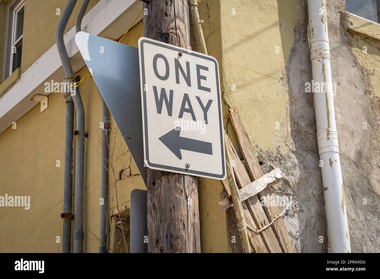 one way sign in an alley Stock Photo - Alamy
