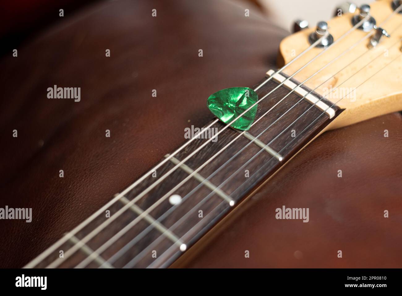 Seven string acoustic guitar hi-res stock photography and images - Alamy