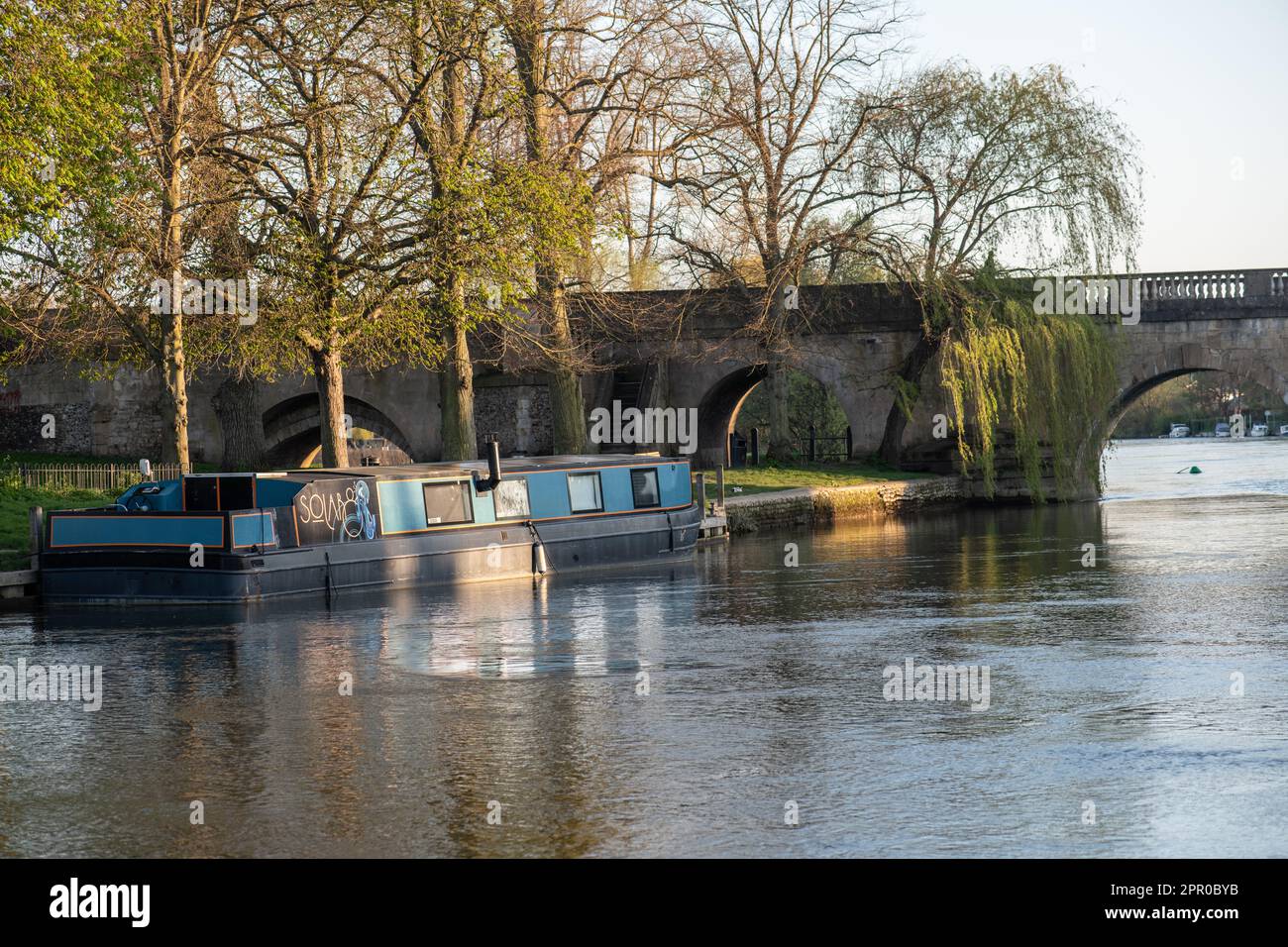 Blue Narrow Boat moored at Wallingford Bridge, Crowmarsh Gifford side ...