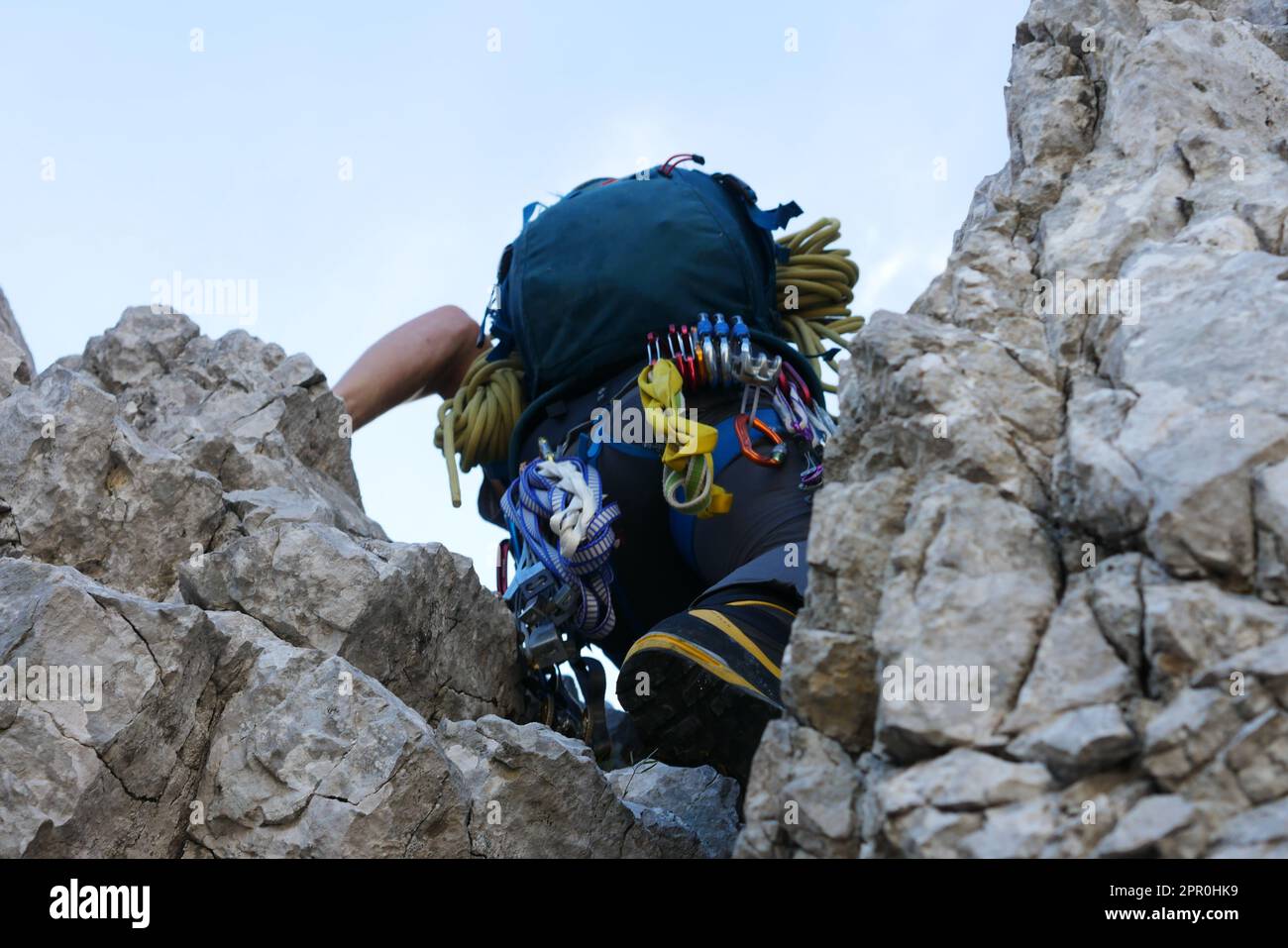 Bergsteiger mit Kletterausrüstung auf einer alpinen Klettertour in den ...