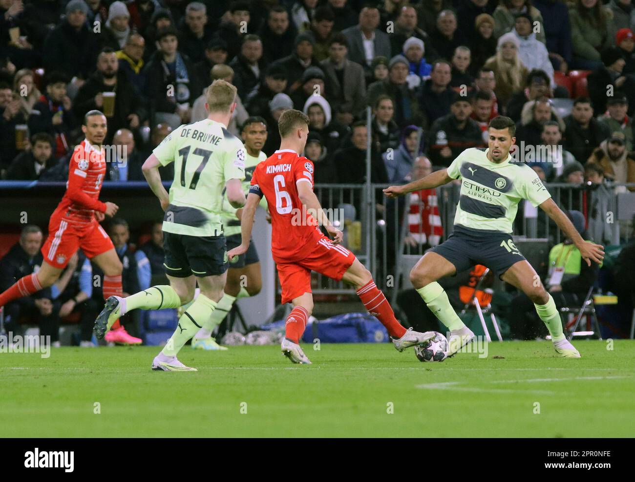 Fc bayern muenchen vs manchester city hi-res stock photography and ...
