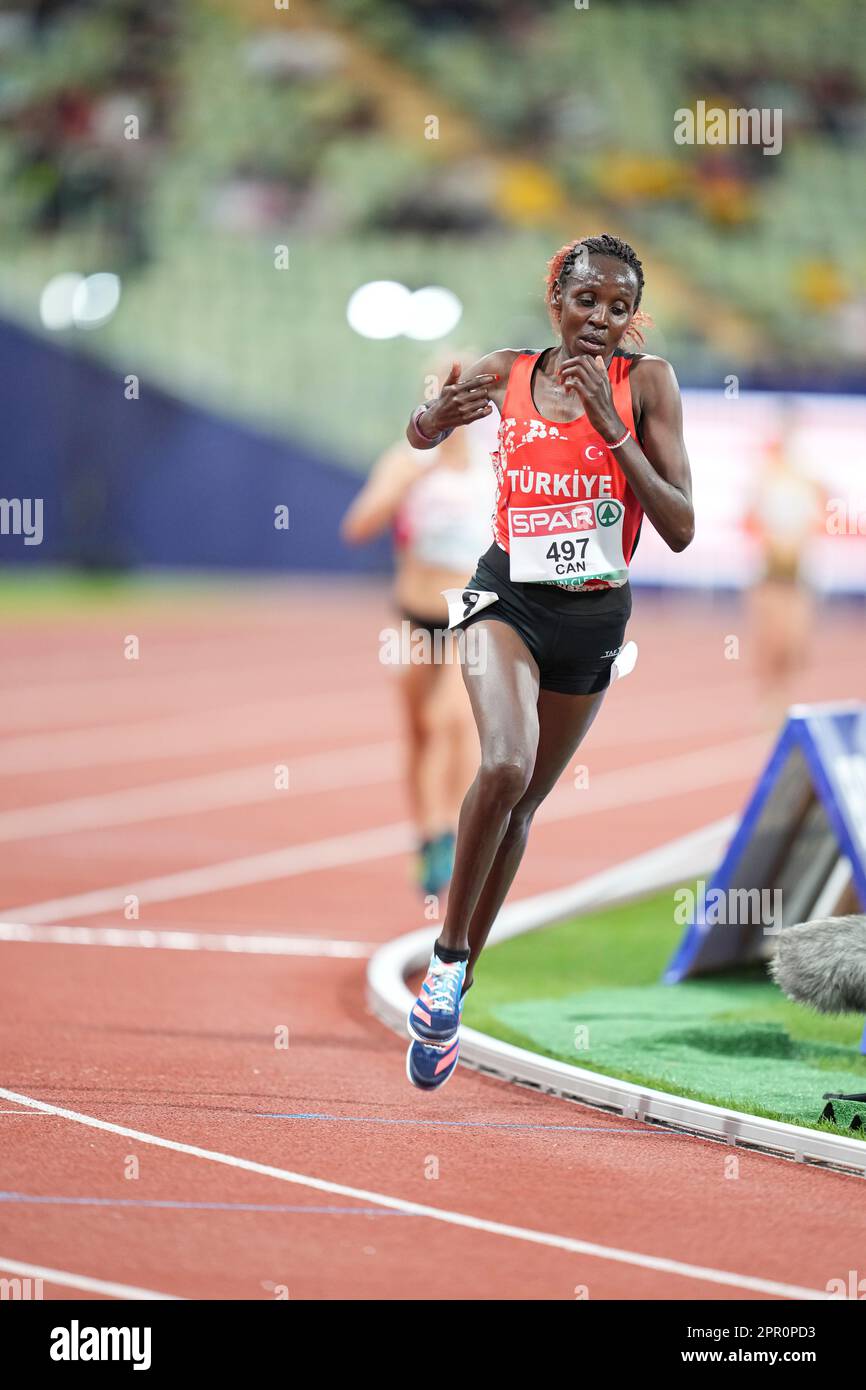 Yasemin Can participating in the 10.000 meters at the 2022 European ...