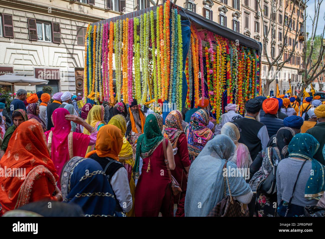 The colorful procession of Sikhs crosses the streets of the Esquilino ...