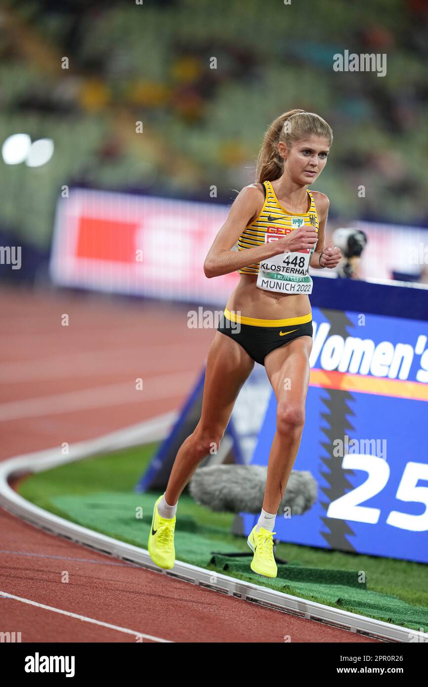 Konstanze Klosterhalfen participating in the 10.000 meters at the 2022 ...