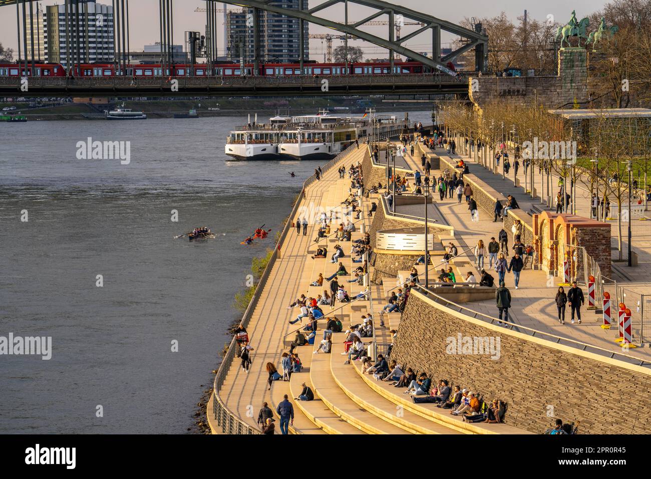 Rhine promenade, Rhine boulevard, on the Deutz bank, people sitting in ...