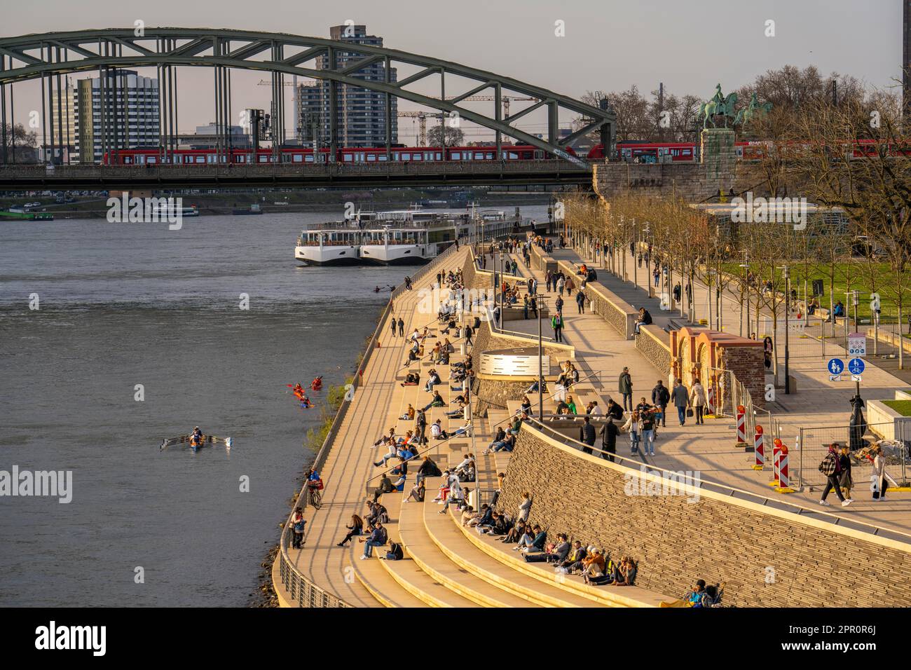 Rhine promenade, Rhine boulevard, on the Deutz bank, people sitting in ...