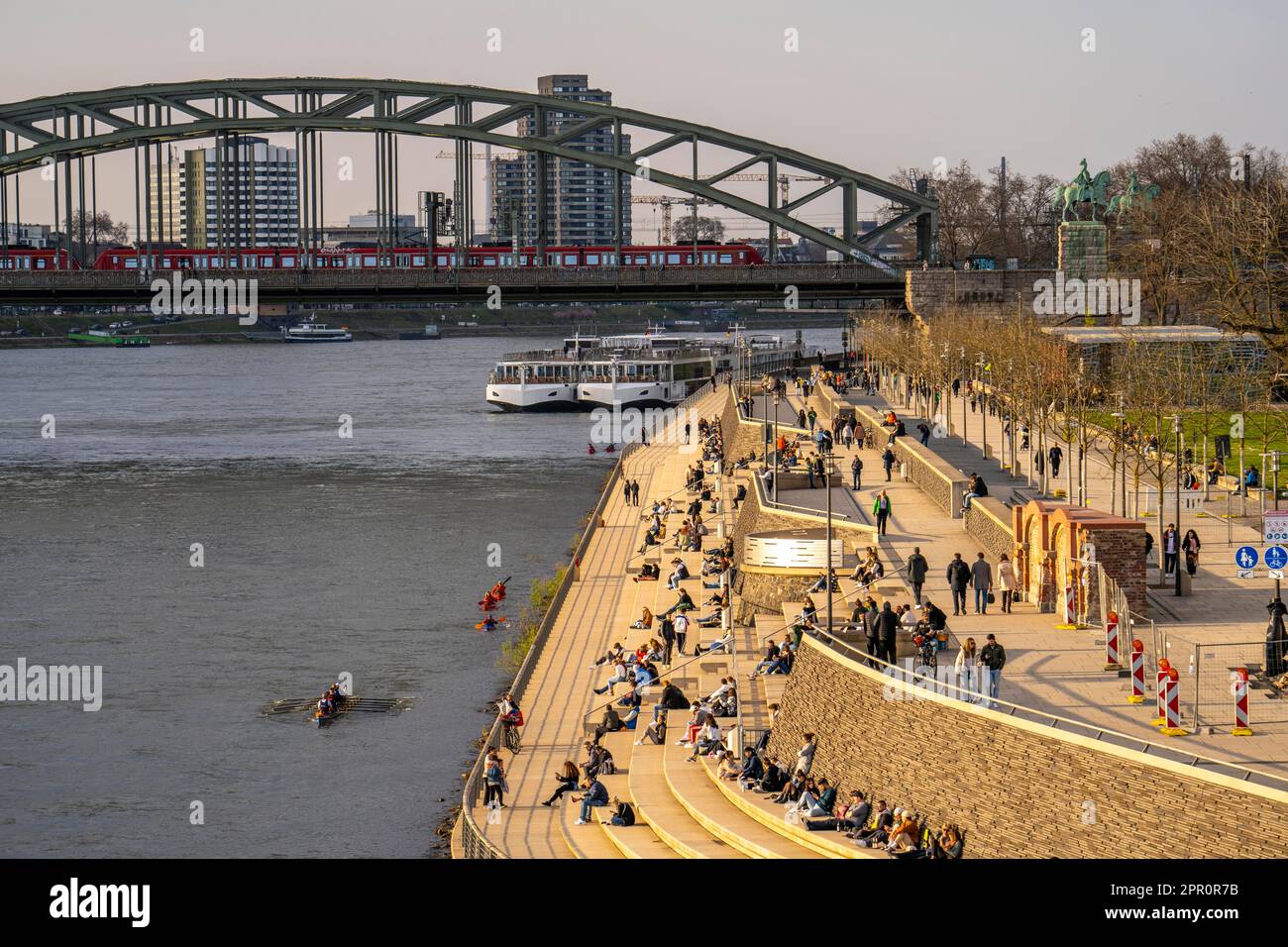 Rhine promenade, Rhine boulevard, on the Deutz bank, people sitting in ...