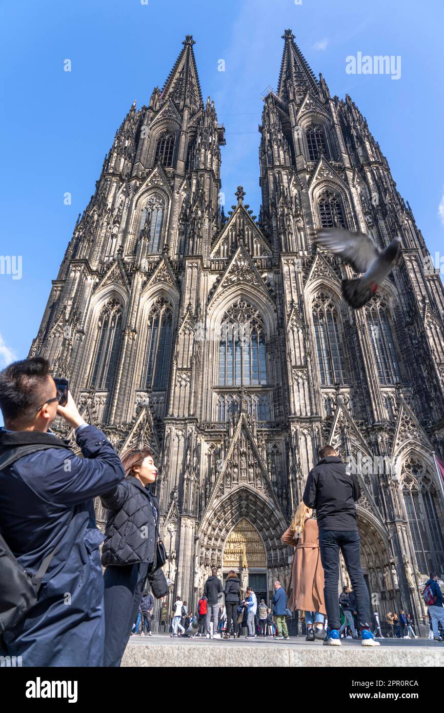 Cathedral Square, Cologne Cathedral, tourists, taking photos of ...