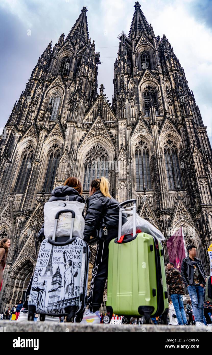 Cathedral Square, Cologne Cathedral, tourists with suitcases, Cologne ...