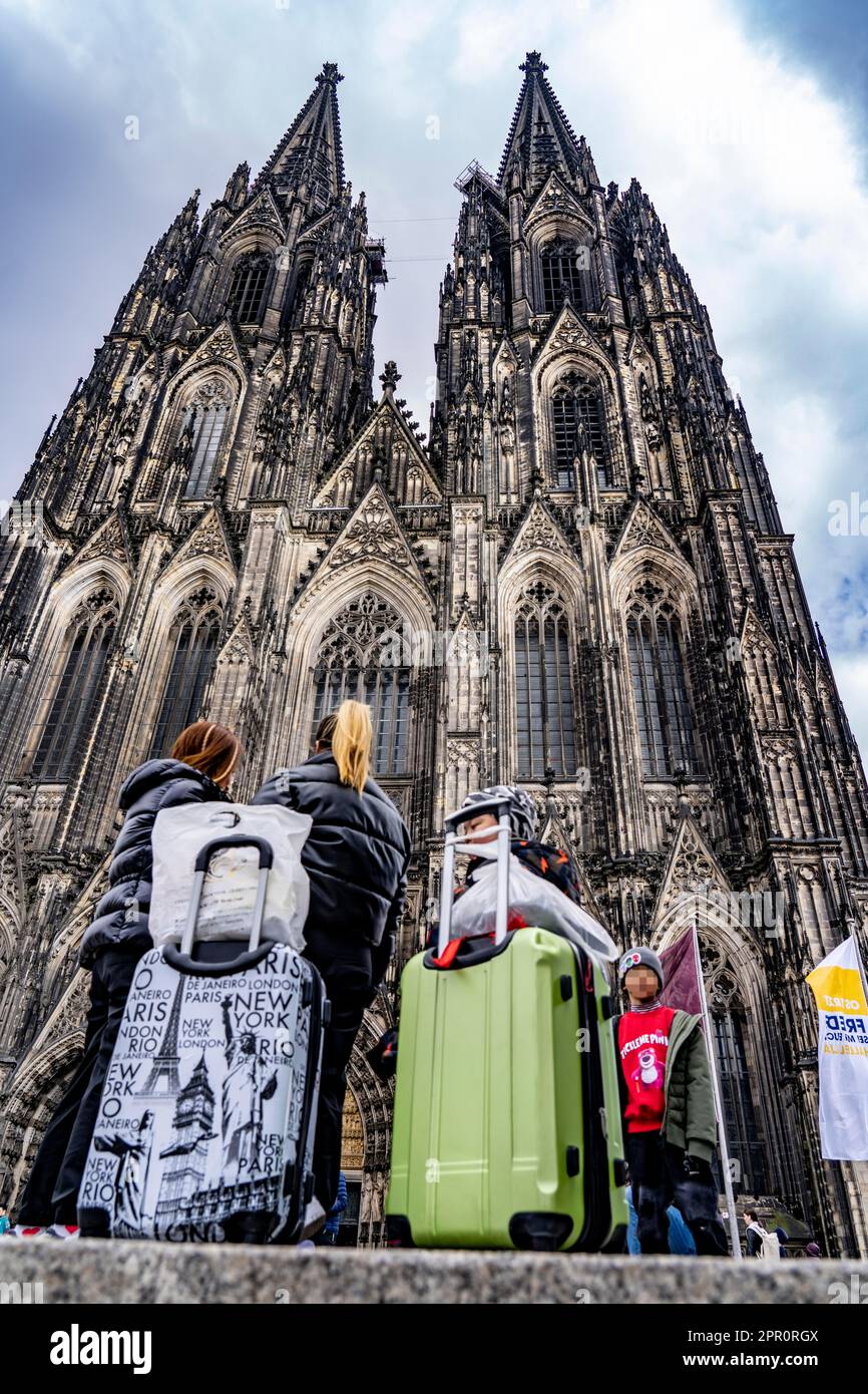 Cathedral Square, Cologne Cathedral, tourists with suitcases, Cologne ...