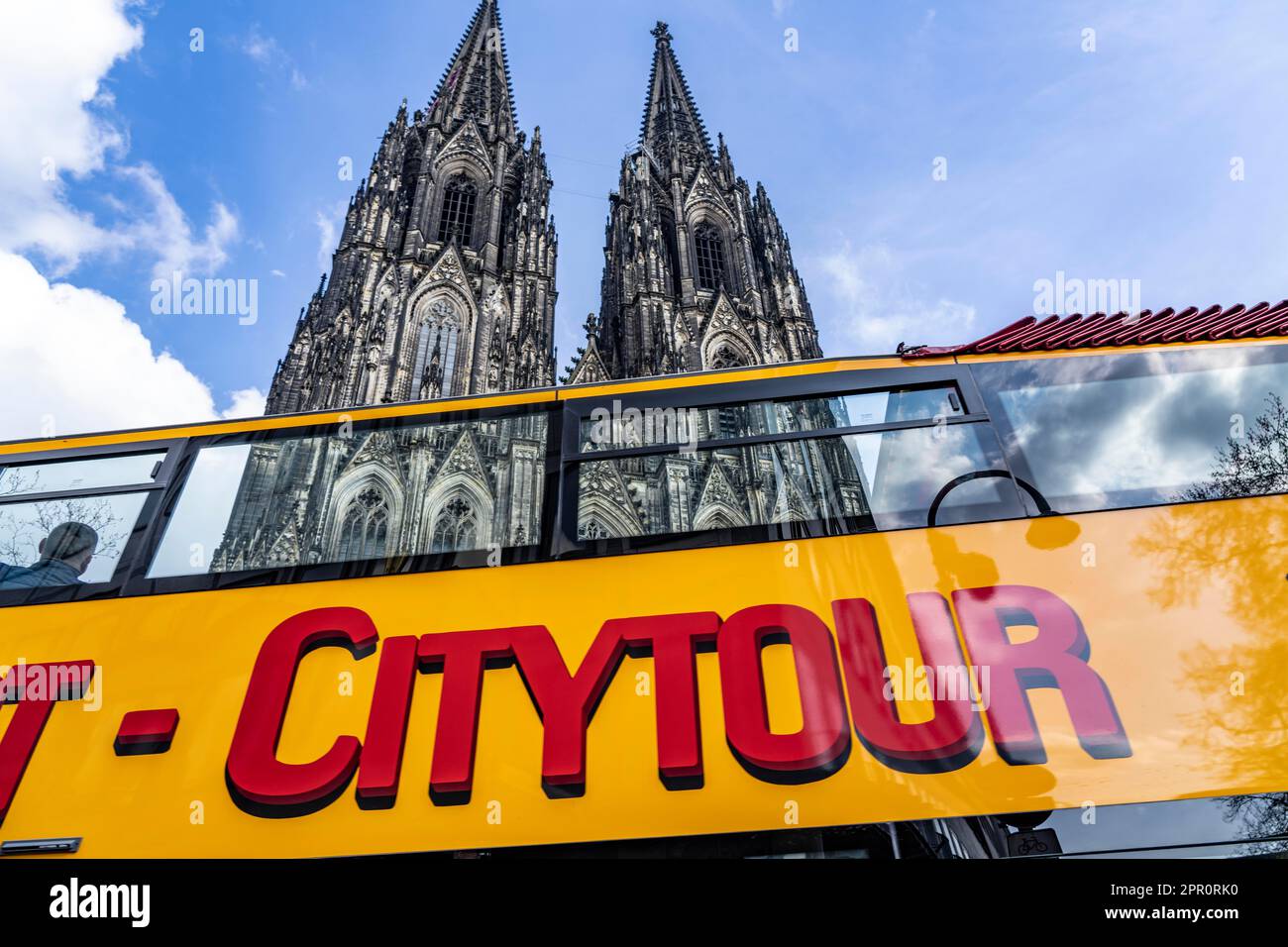 Domplatte, Cologne Cathedral, double-decker bus for city tours, Cologne ...