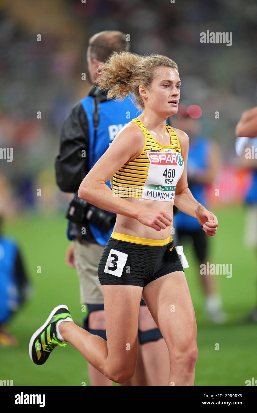 Alina Reh participating in the 10.000 meters at the 2022 European ...