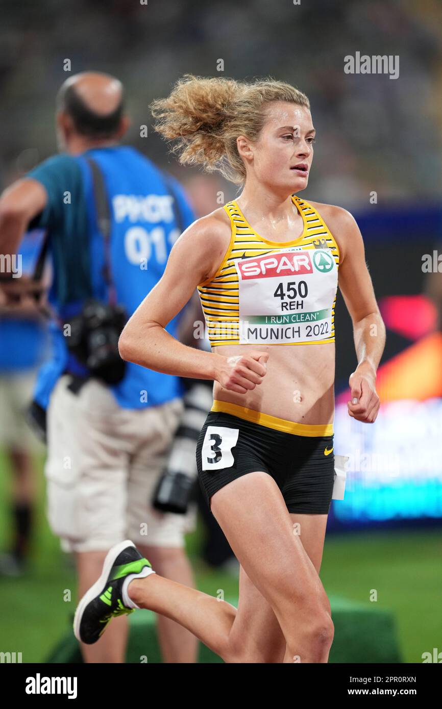 Alina Reh participating in the 10.000 meters at the 2022 European ...