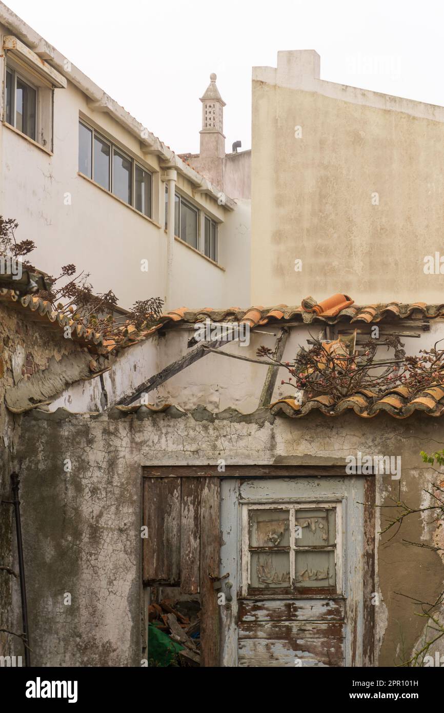 Facade abandoned house collapsed roof hi-res stock photography and ...