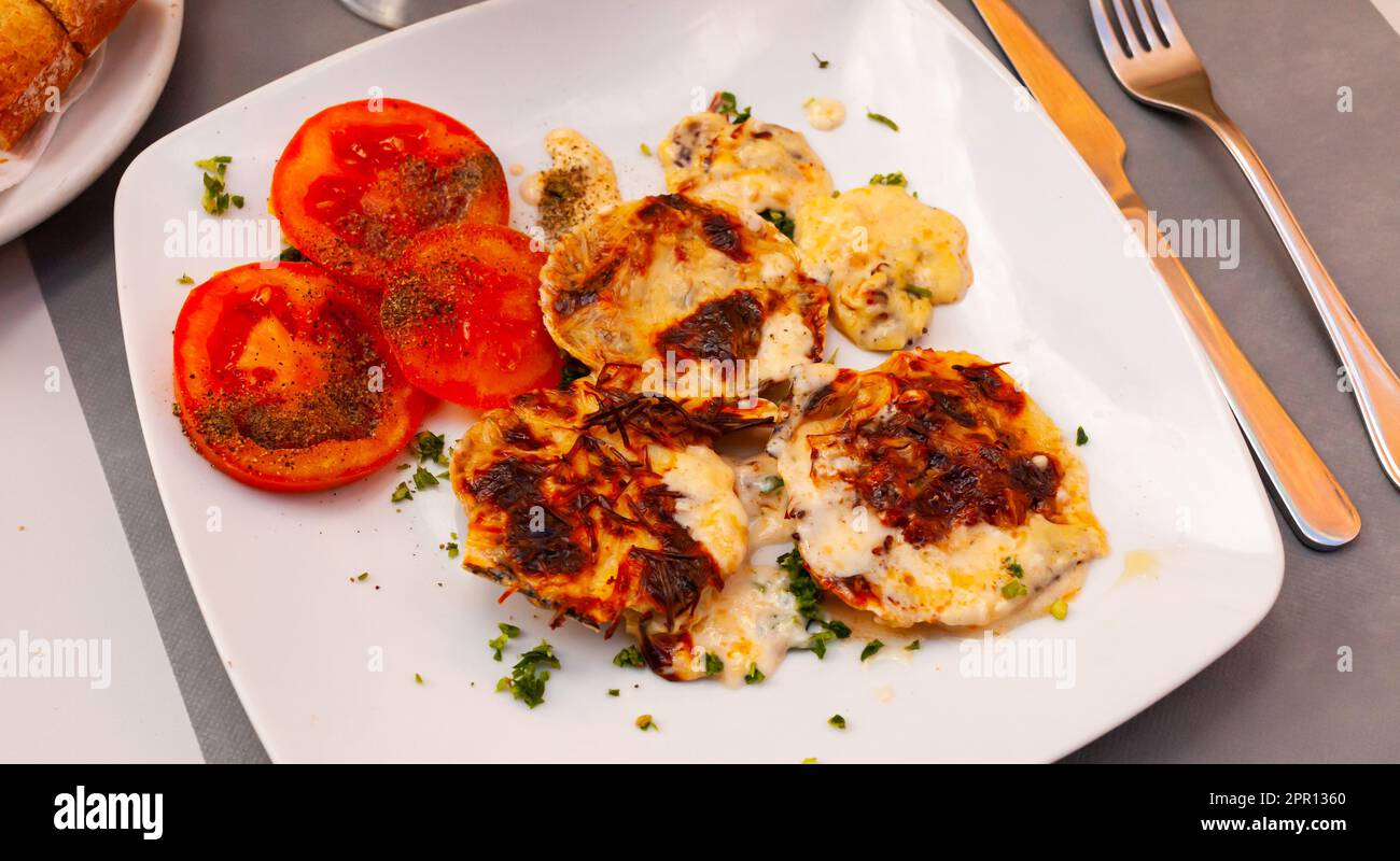 Ocean scallop stuffing on half shell Stock Photo - Alamy