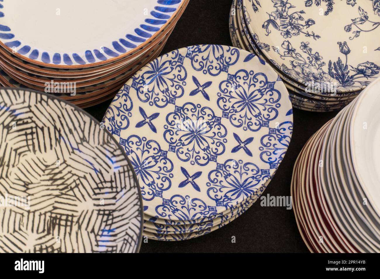 Hand painted chinese vase hi-res stock photography and images - Alamy