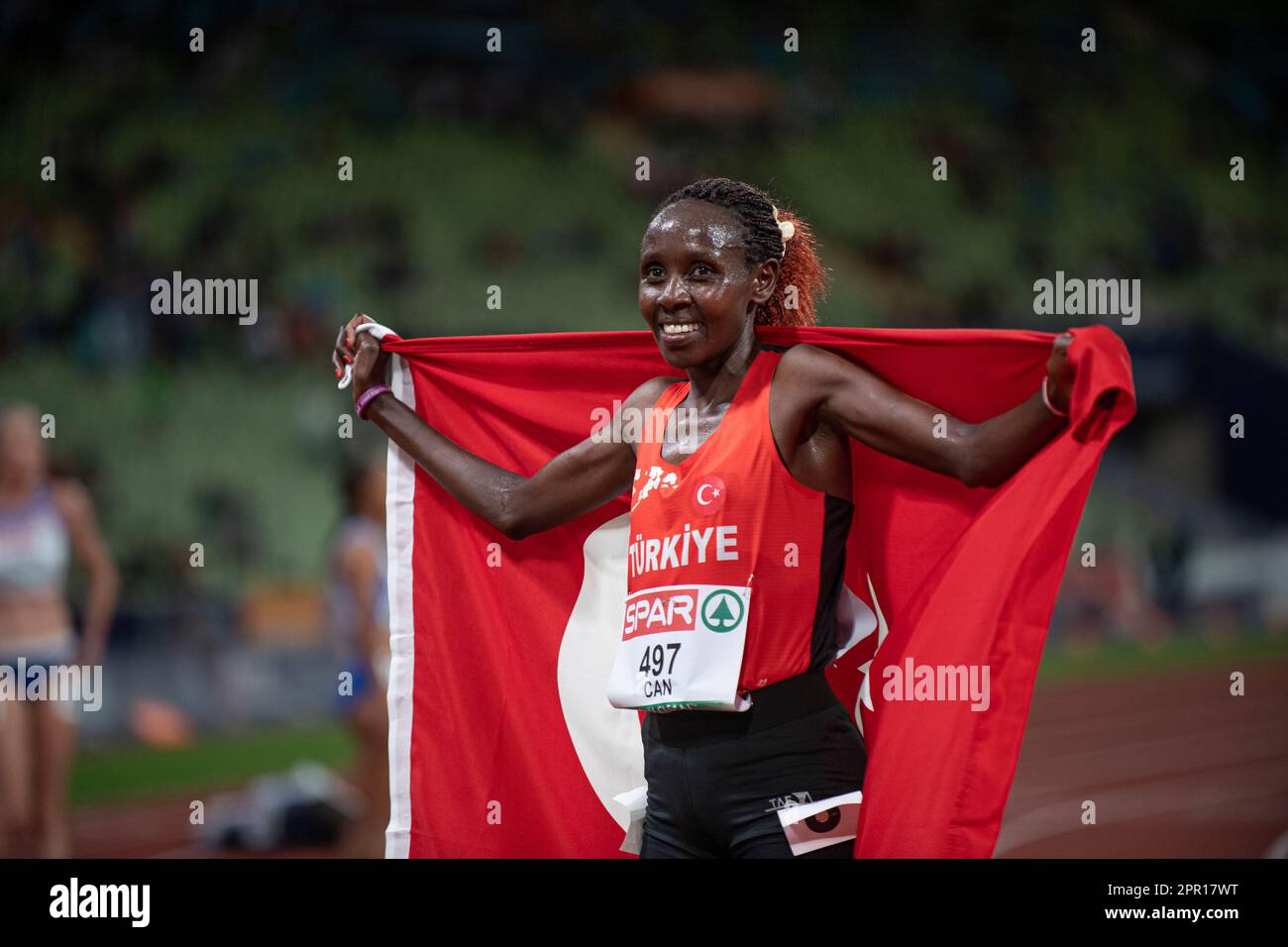 Yasemin Can with his country's flag, celebrating his medal in the ...