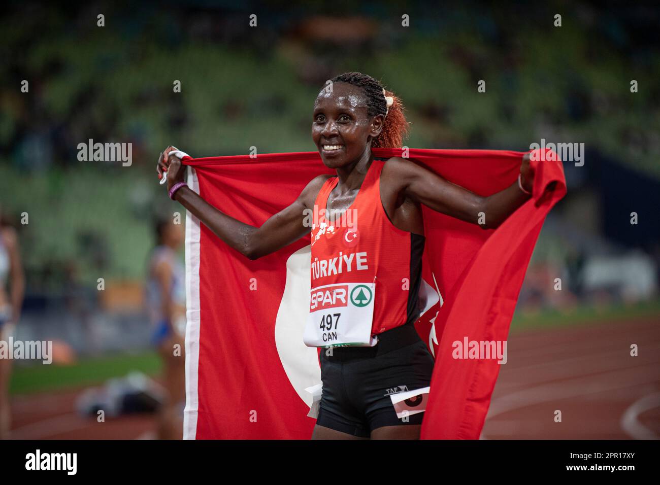 Yasemin Can with his country's flag, celebrating his medal in the ...