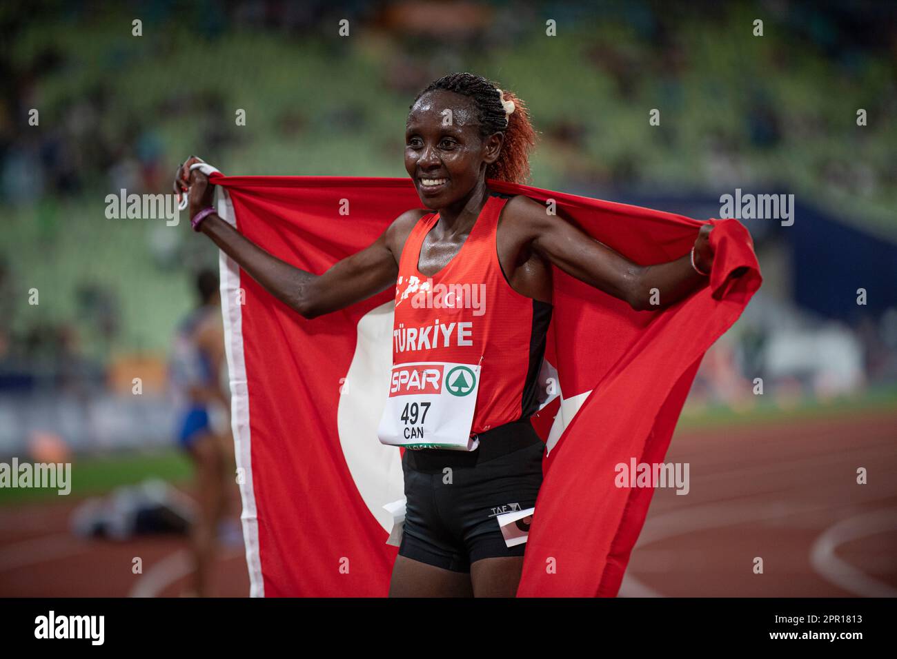 Yasemin Can with his country's flag, celebrating his medal in the ...