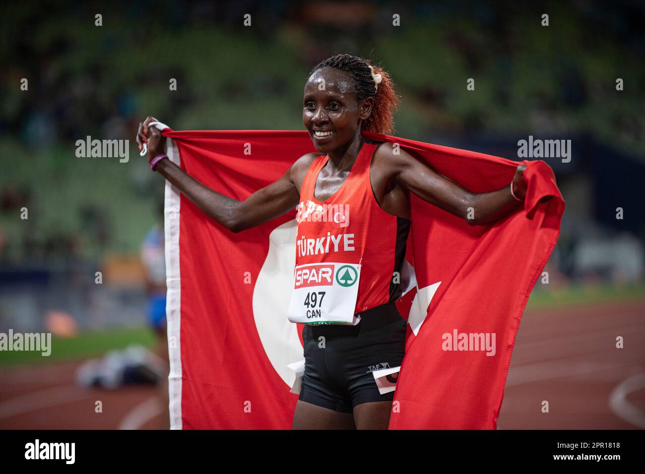 Yasemin Can with his country's flag, celebrating his medal in the ...