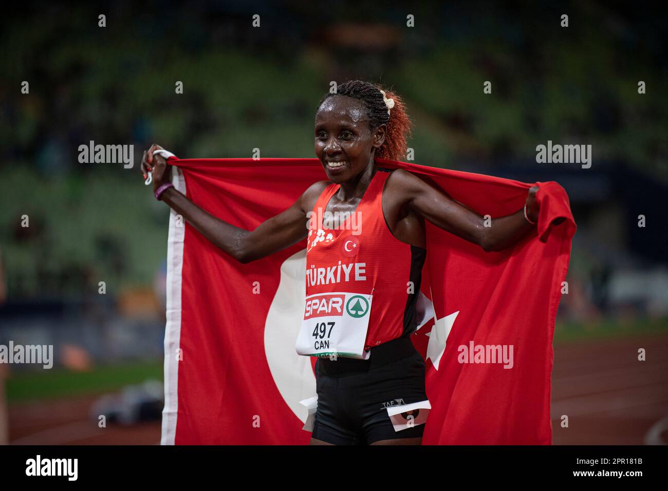 Yasemin Can with his country's flag, celebrating his medal in the ...