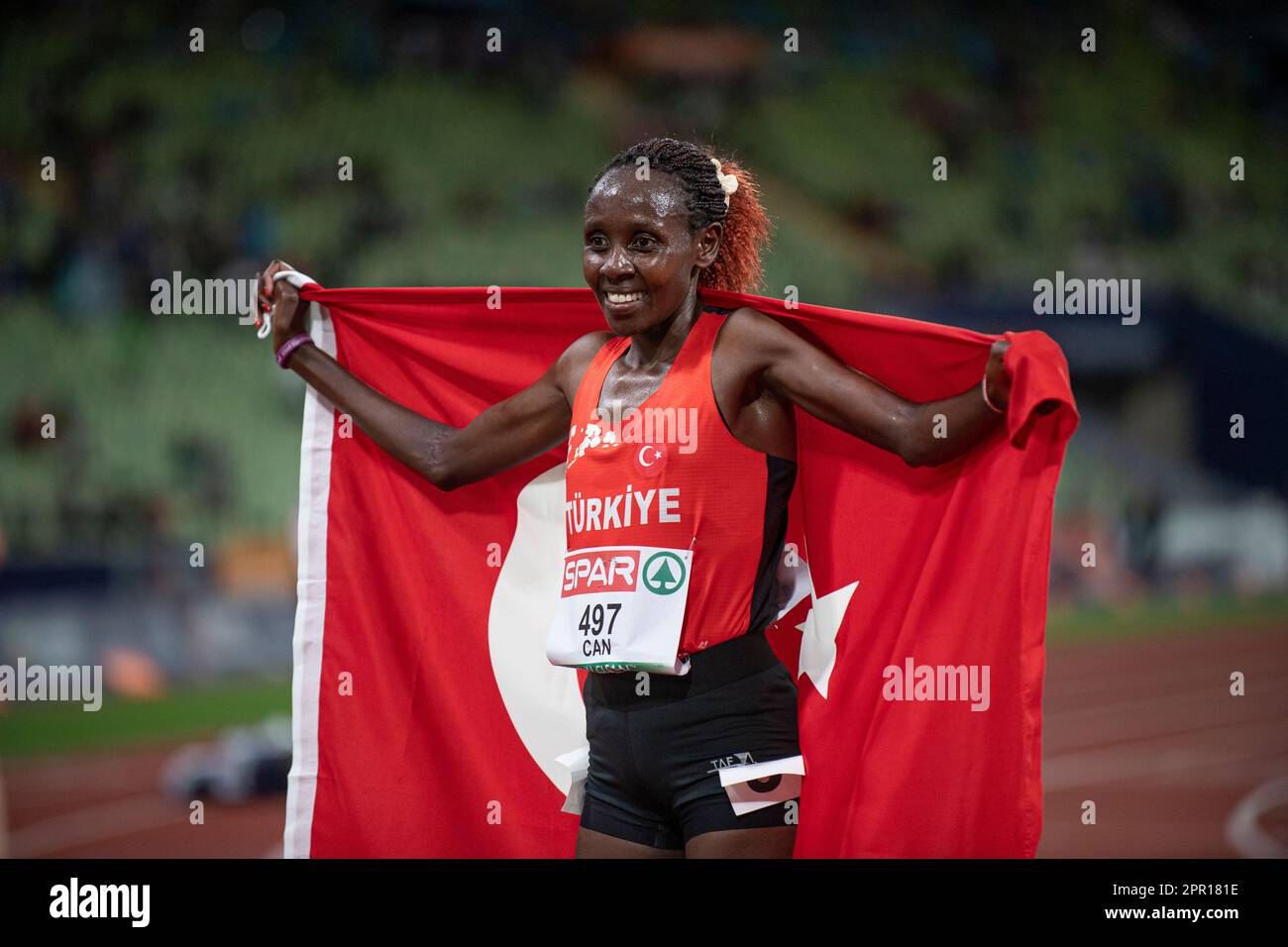 Yasemin Can with his country's flag, celebrating his medal in the ...