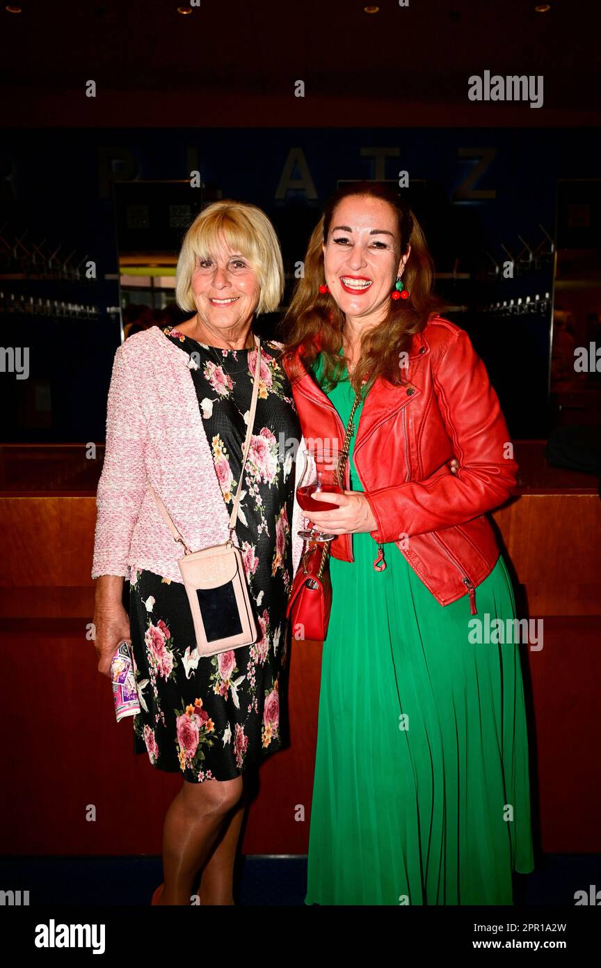 Claudia Campus mit Mutter Lydia Campus bei der Premiere des ...