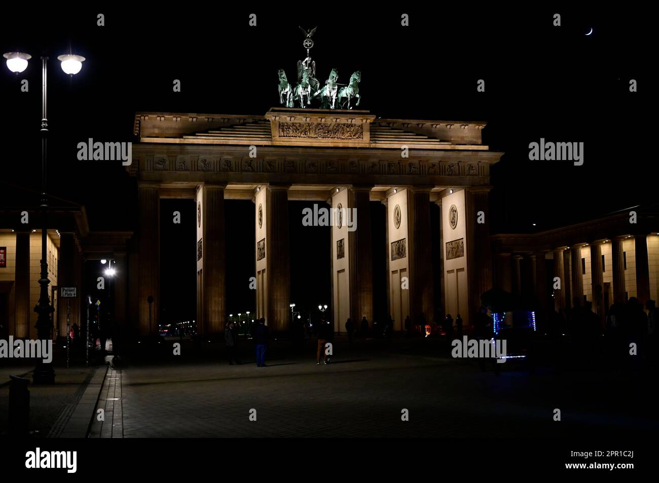 Das Brandenburger Tor in Berlin ist ein frühklassizistisches Triumphtor ...