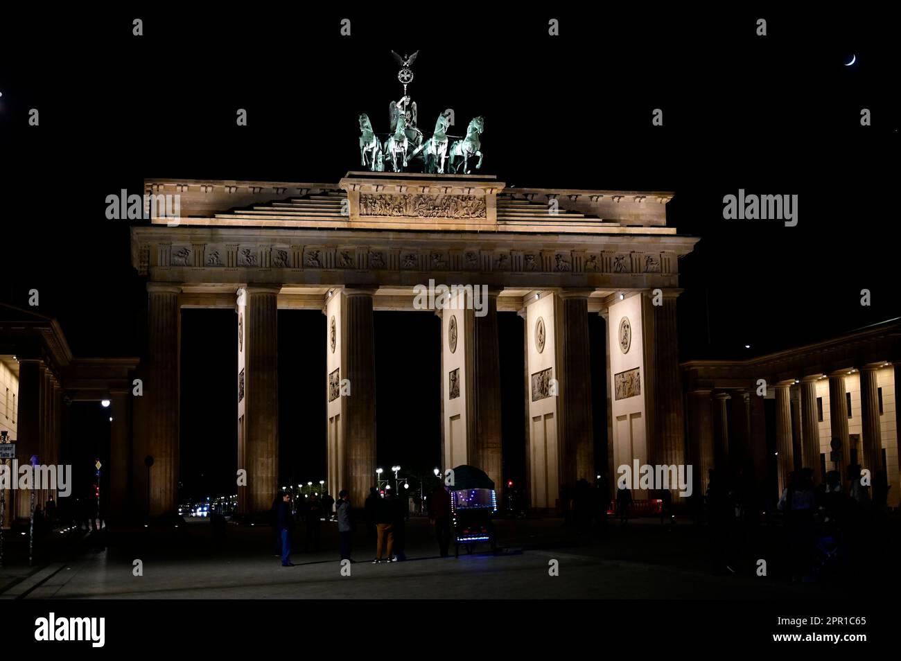 Das Brandenburger Tor in Berlin ist ein frühklassizistisches Triumphtor ...
