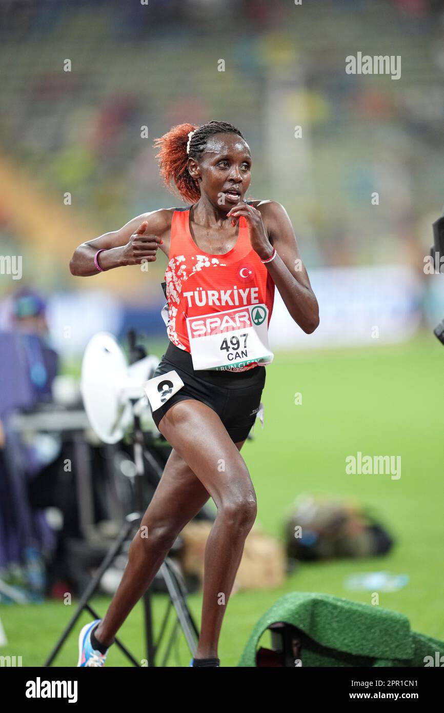 Yasemin Can participating in the 10.000 meters at the 2022 European ...