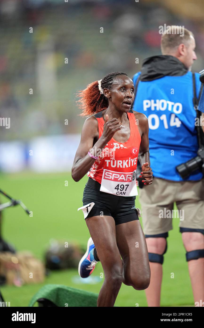 Yasemin Can participating in the 10.000 meters at the 2022 European ...