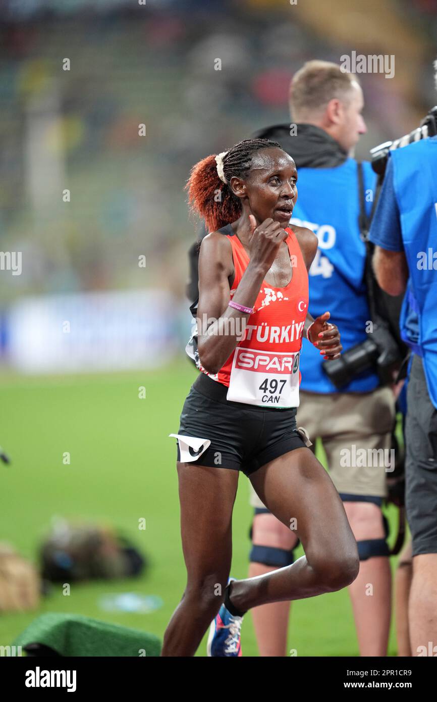 Yasemin Can participating in the 10.000 meters at the 2022 European ...