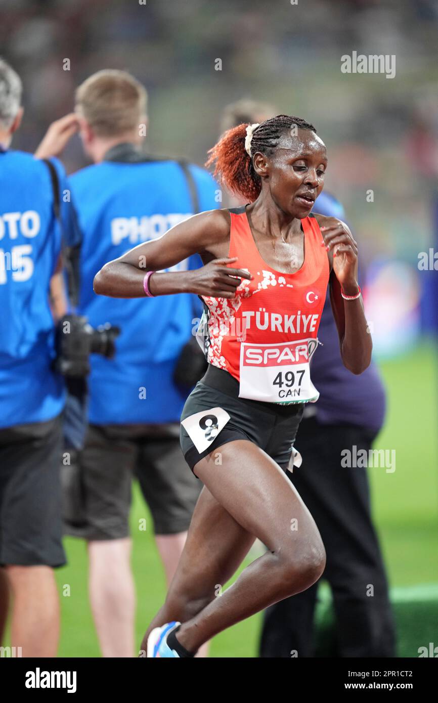 Yasemin Can participating in the 10.000 meters at the 2022 European ...
