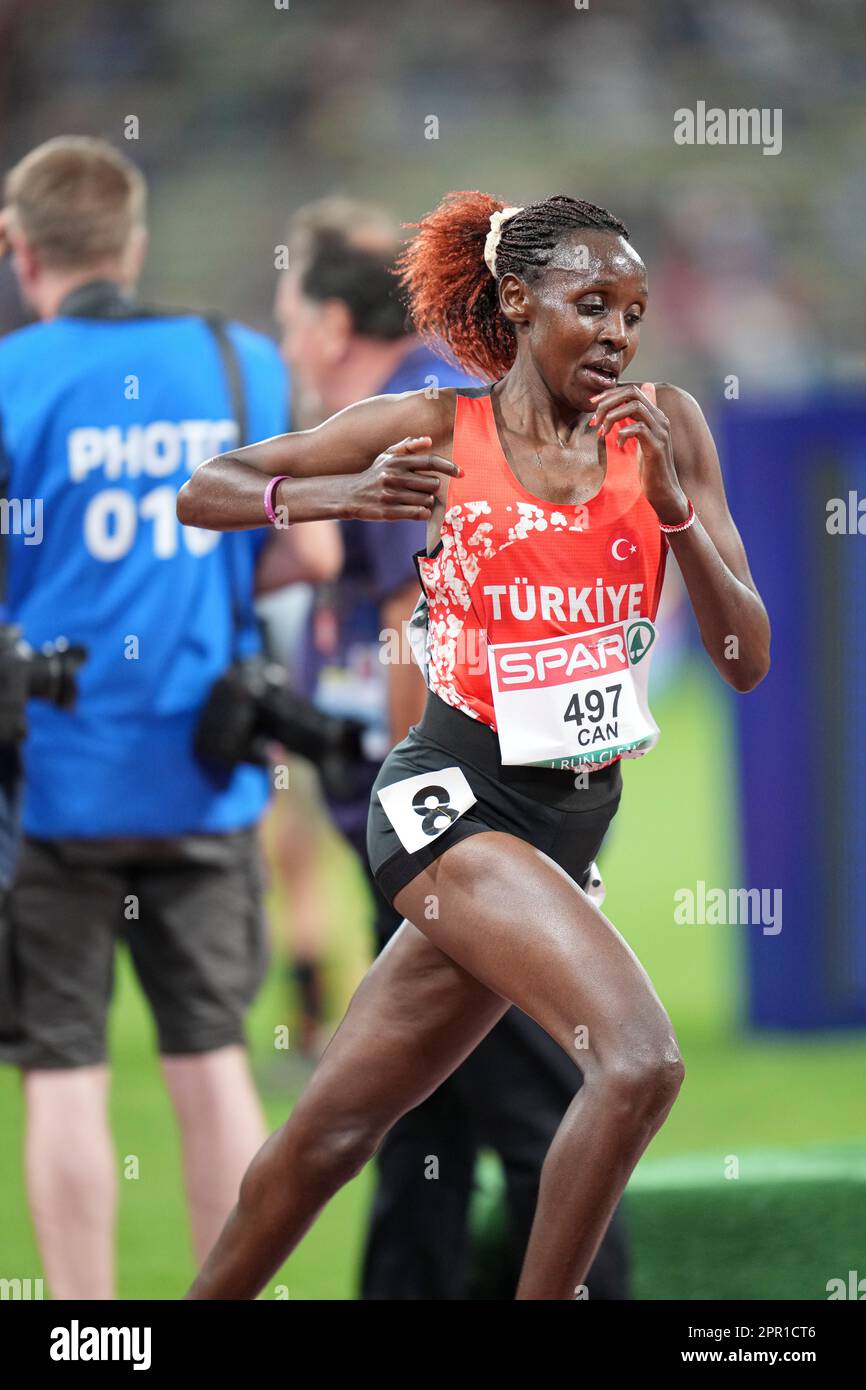 Yasemin Can participating in the 10.000 meters at the 2022 European ...