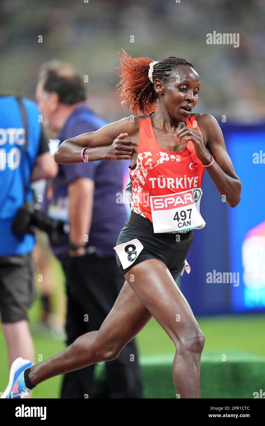 Yasemin Can participating in the 10.000 meters at the 2022 European ...