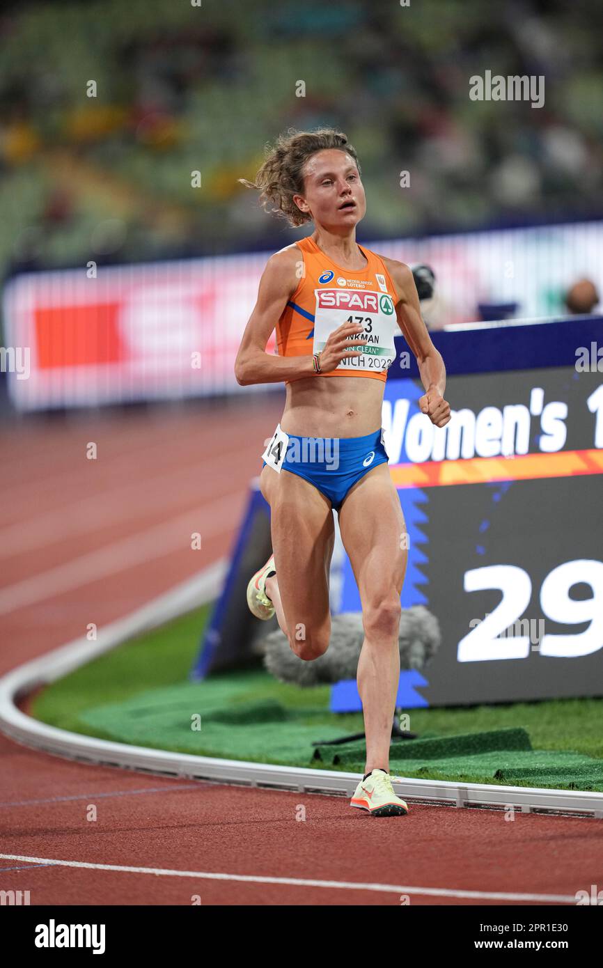 Silke Jonkman participating in the 10.000 meters at the 2022 European ...