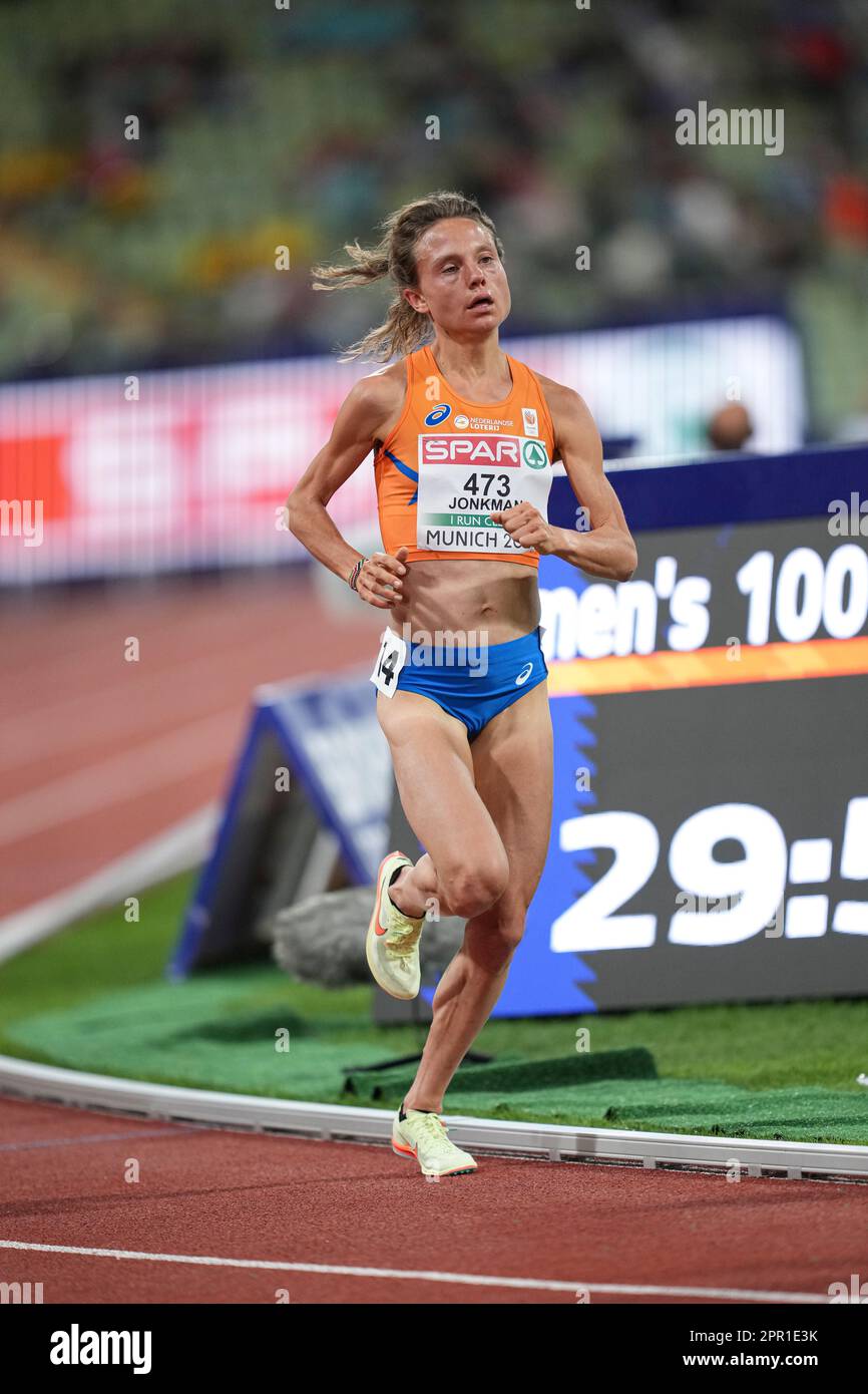 Silke Jonkman participating in the 10.000 meters at the 2022 European ...