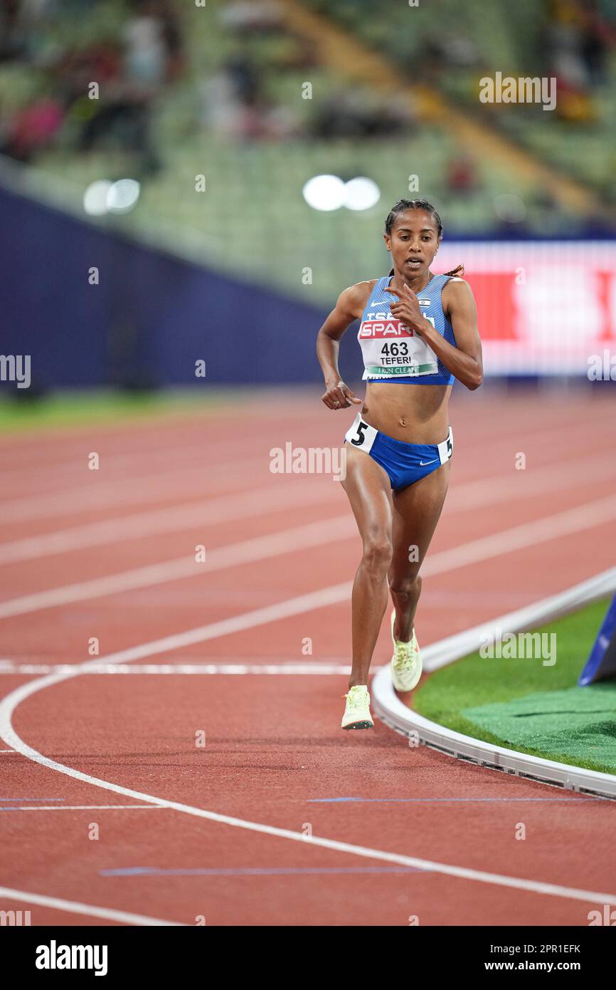 Selamawit Teferi participating in the 10.000 meters at the 2022 ...