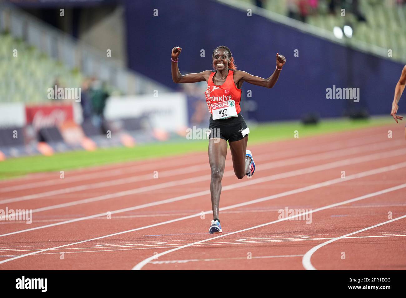 Yasemin Can winning the 10,000 meters at the 2022 European Athletics ...