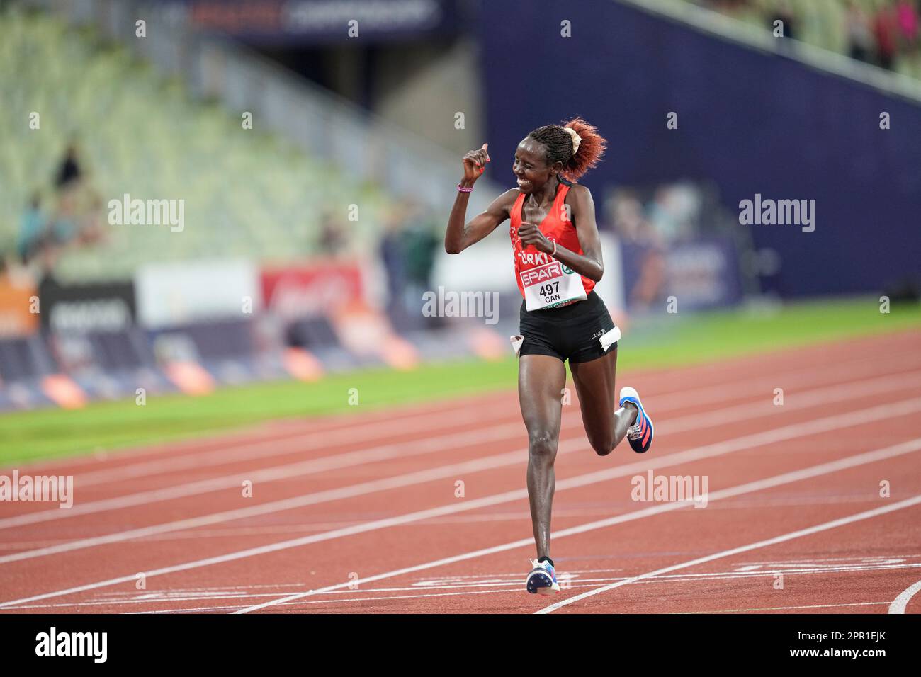 Yasemin Can winning the 10,000 meters at the 2022 European Athletics ...