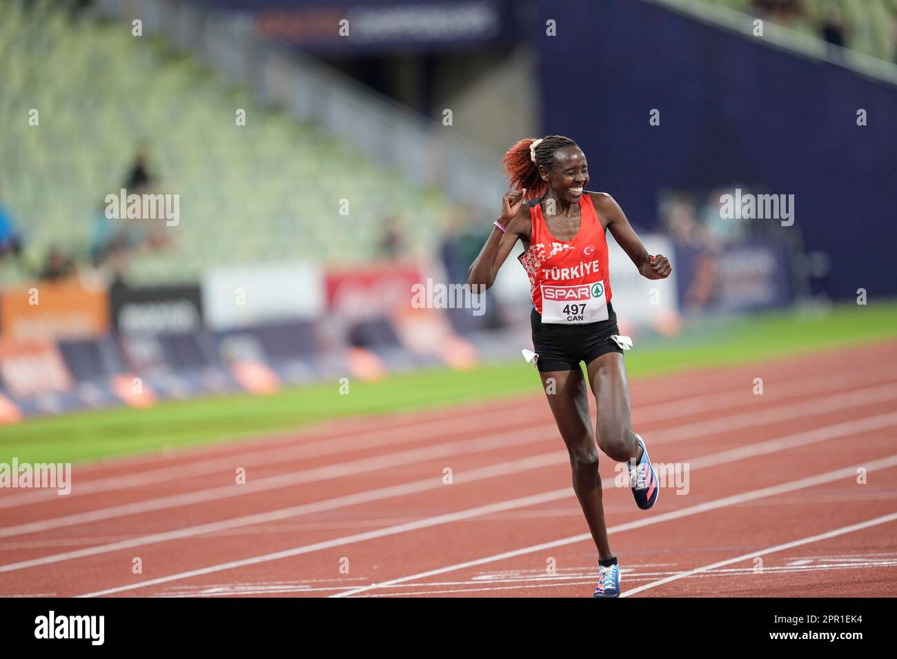 Yasemin Can winning the 10,000 meters at the 2022 European Athletics ...