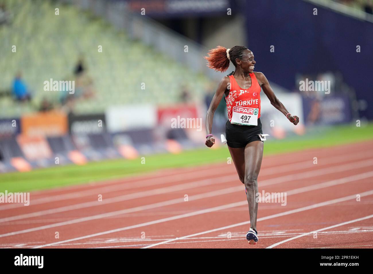 Yasemin Can winning the 10,000 meters at the 2022 European Athletics ...