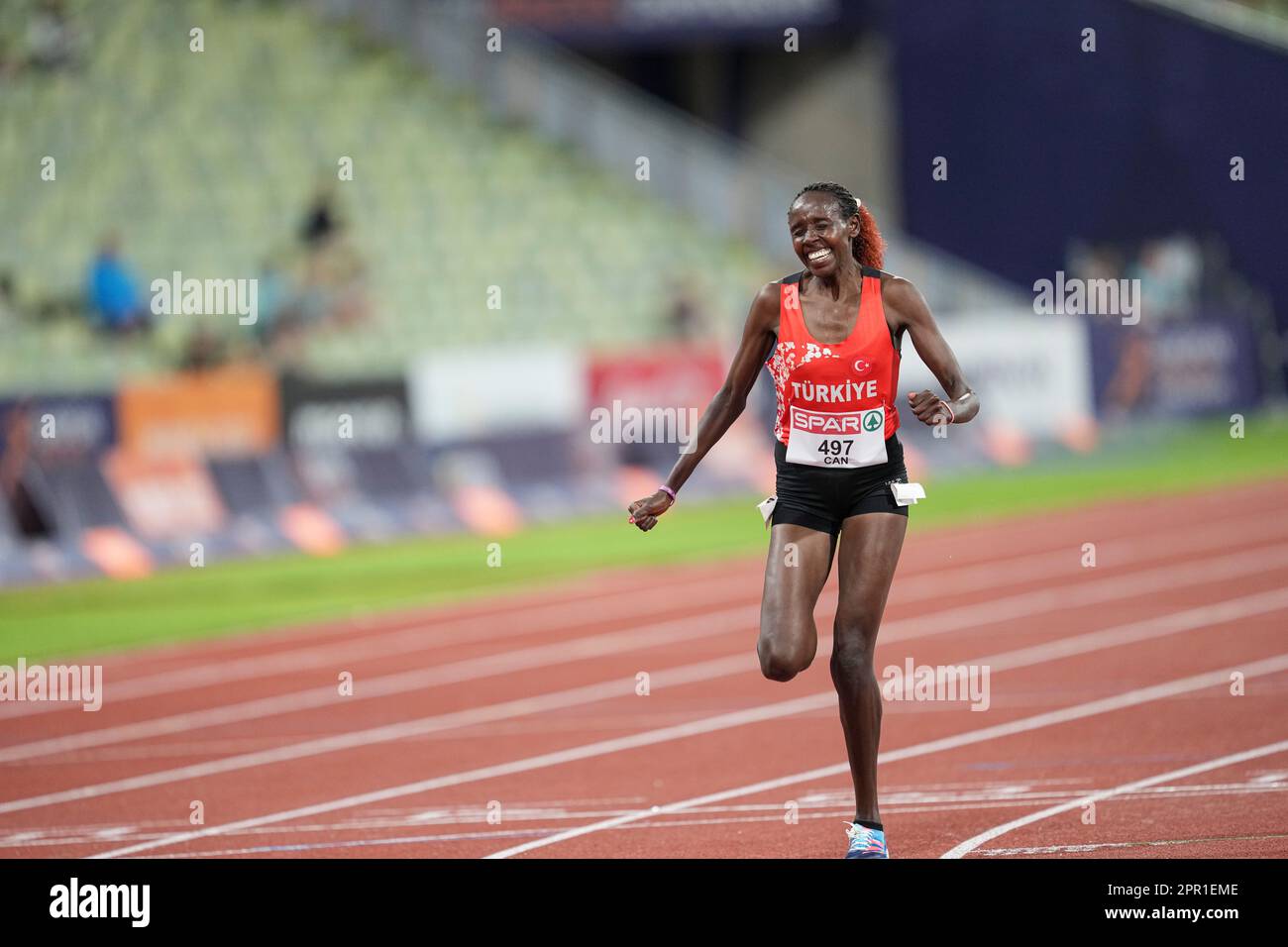 Yasemin Can winning the 10,000 meters at the 2022 European Athletics ...