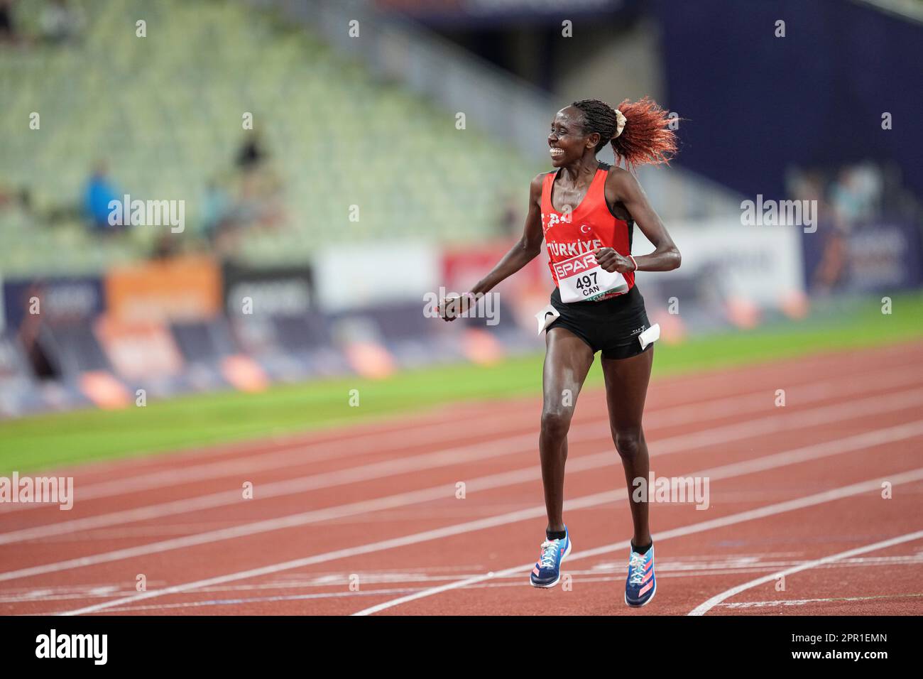 Yasemin Can winning the 10,000 meters at the 2022 European Athletics ...